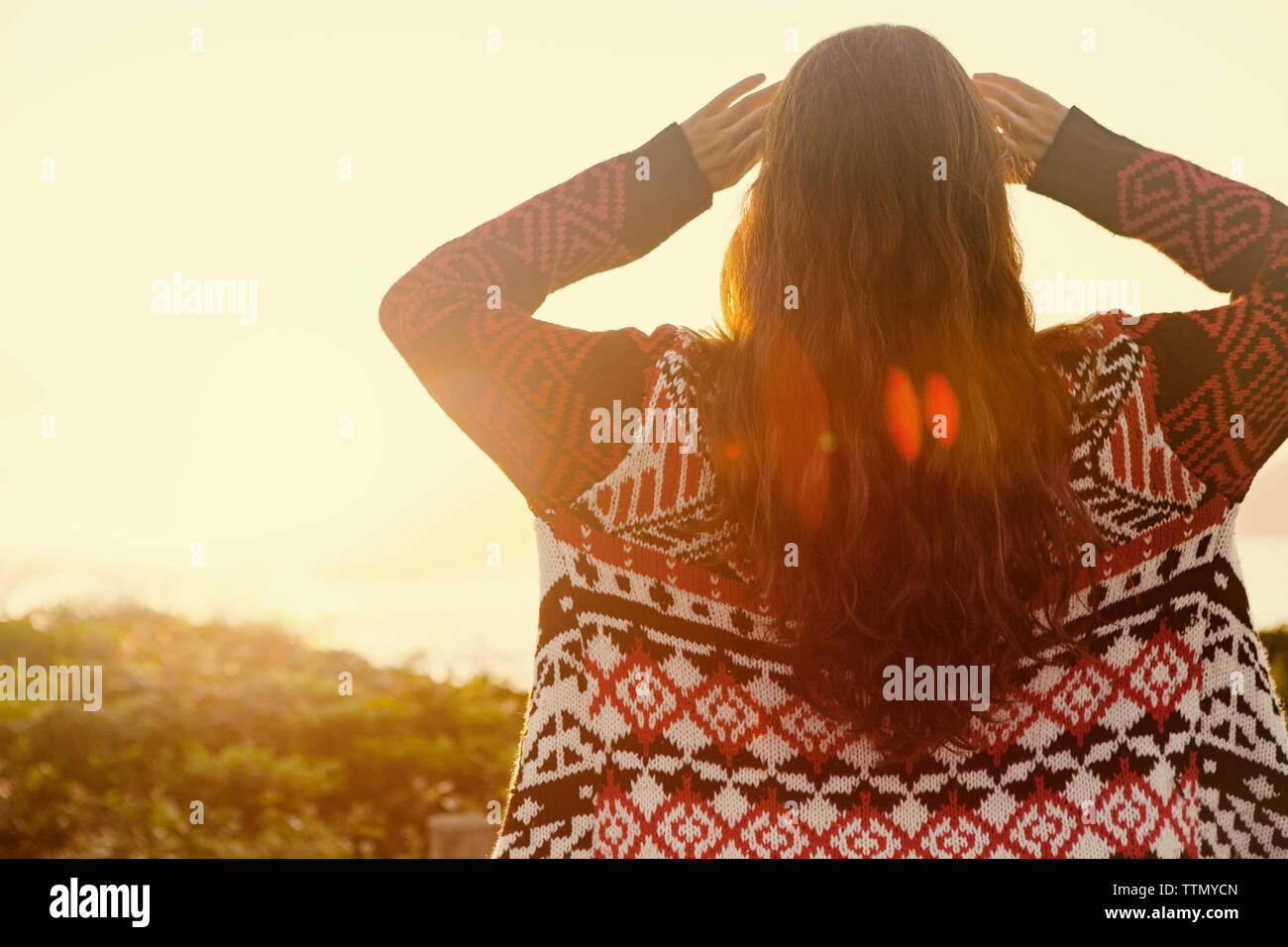 Looking at de lens hi-res stock photography and images - Alamy