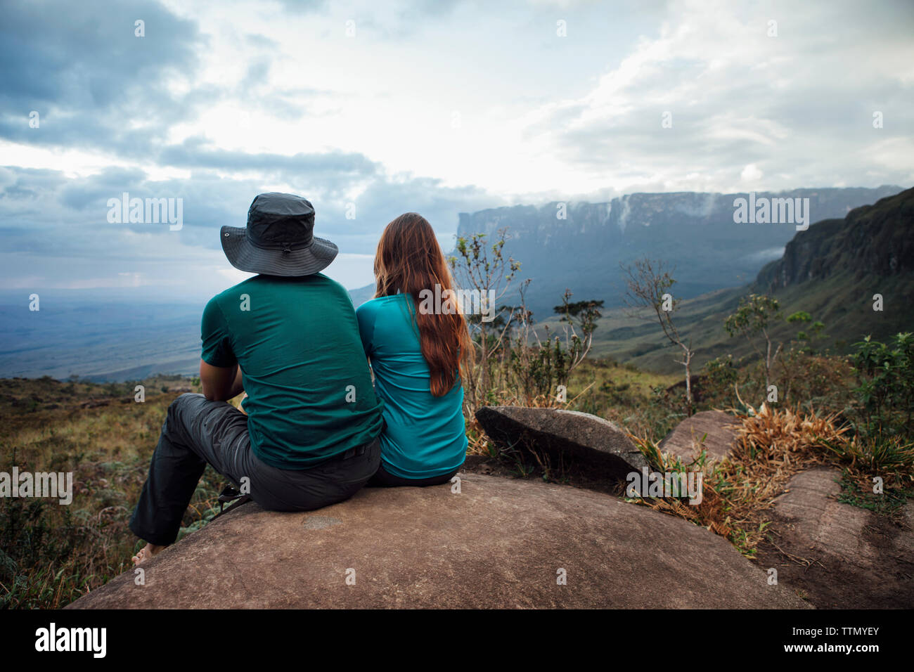Man and woman sitting rock hi-res stock photography and images - Alamy