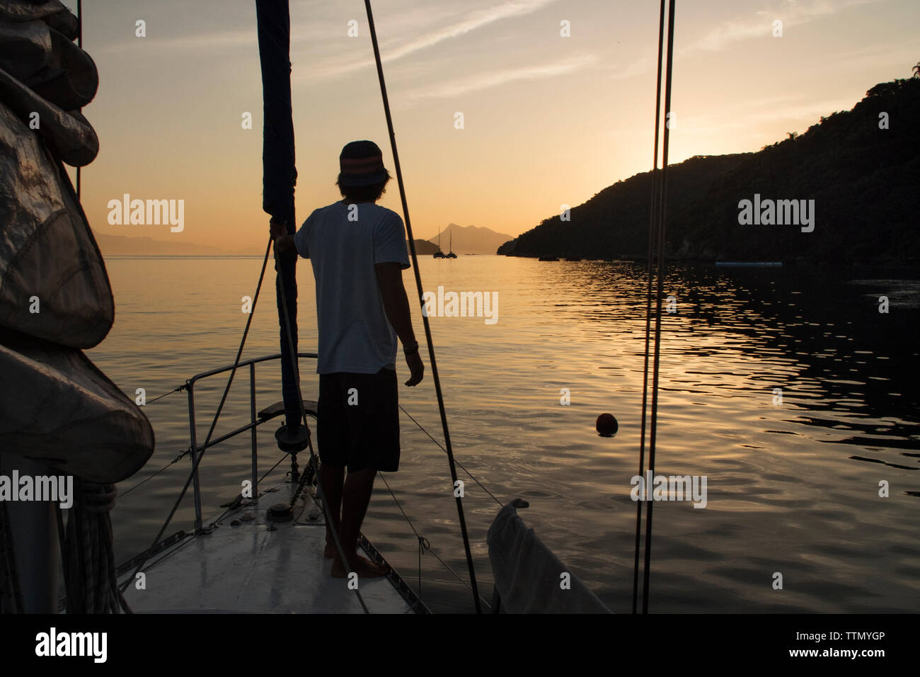 Man boat in sea sunset sky boat hi-res stock photography and images - Alamy