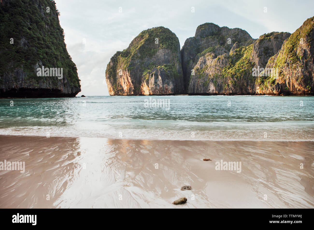 Rock formation at beach hi-res stock photography and images - Alamy