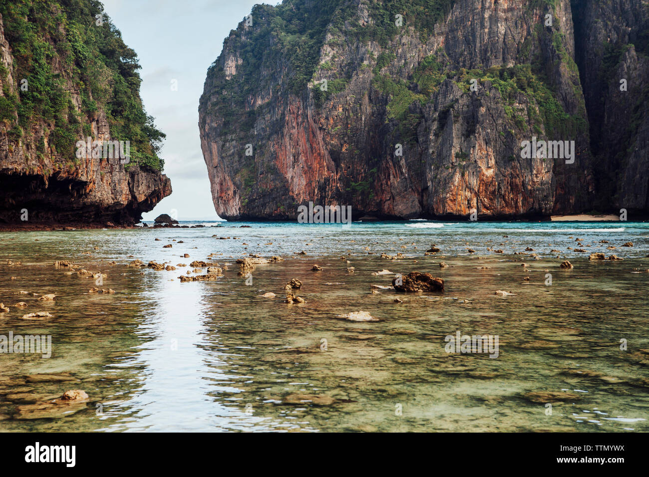 Rock formation at beach hi-res stock photography and images - Alamy
