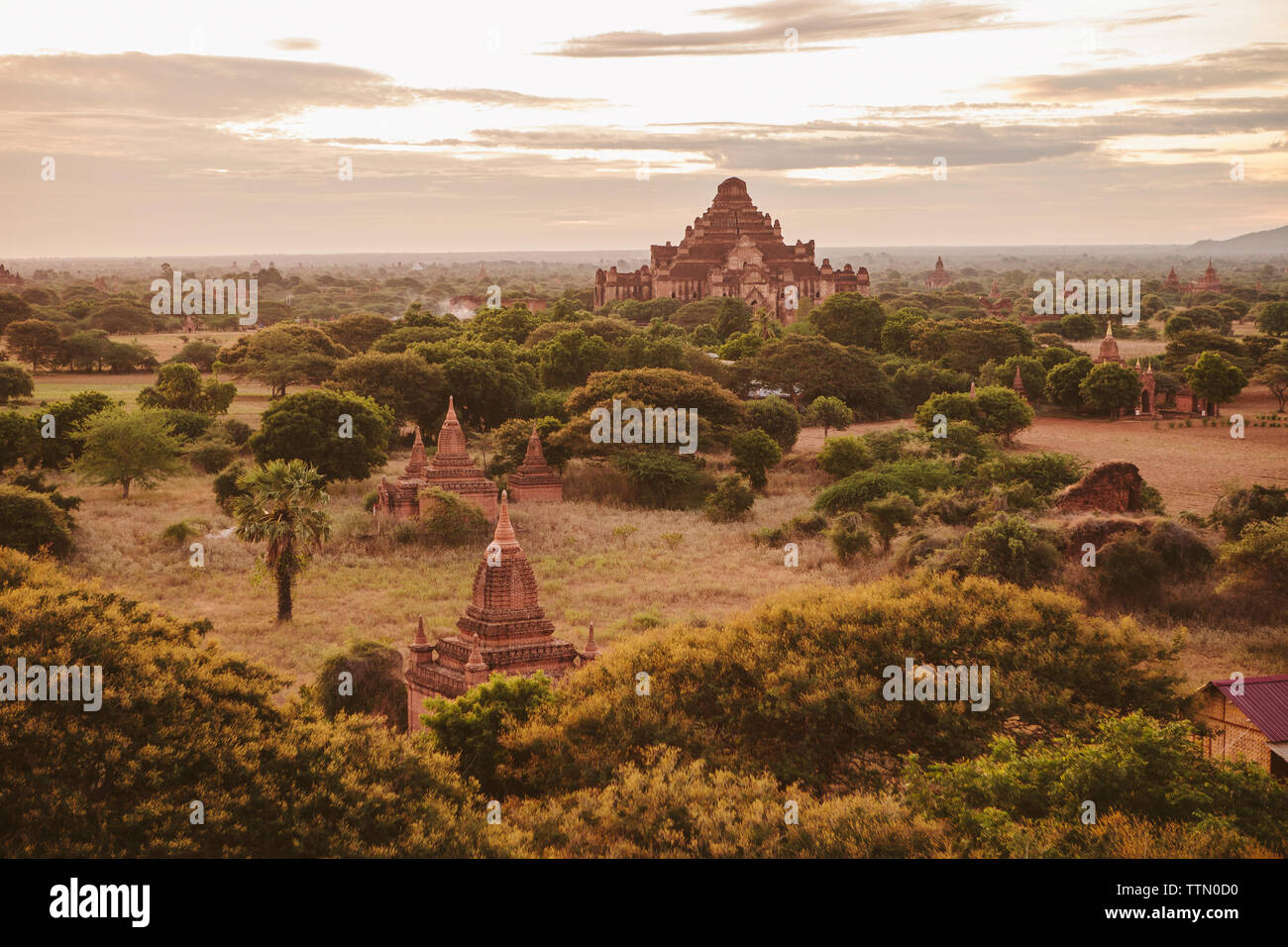 Dhammayangyi temple hi-res stock photography and images - Alamy