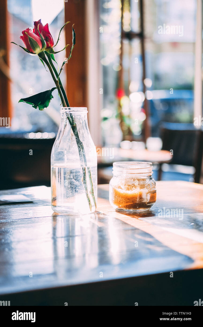 Restaurant table flower hi-res stock photography and images - Alamy
