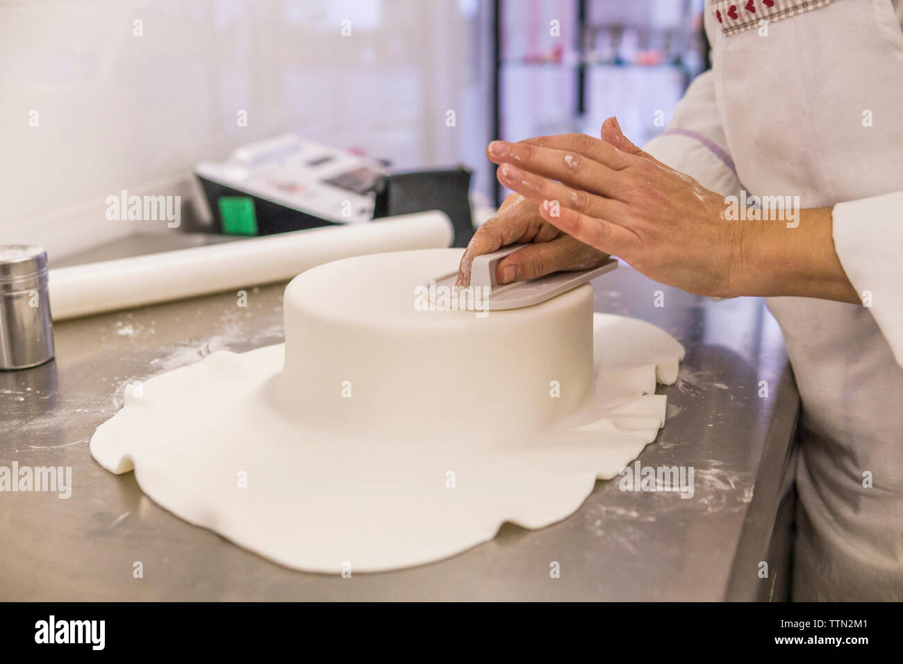 Hands making cake hi-res stock photography and images - Alamy