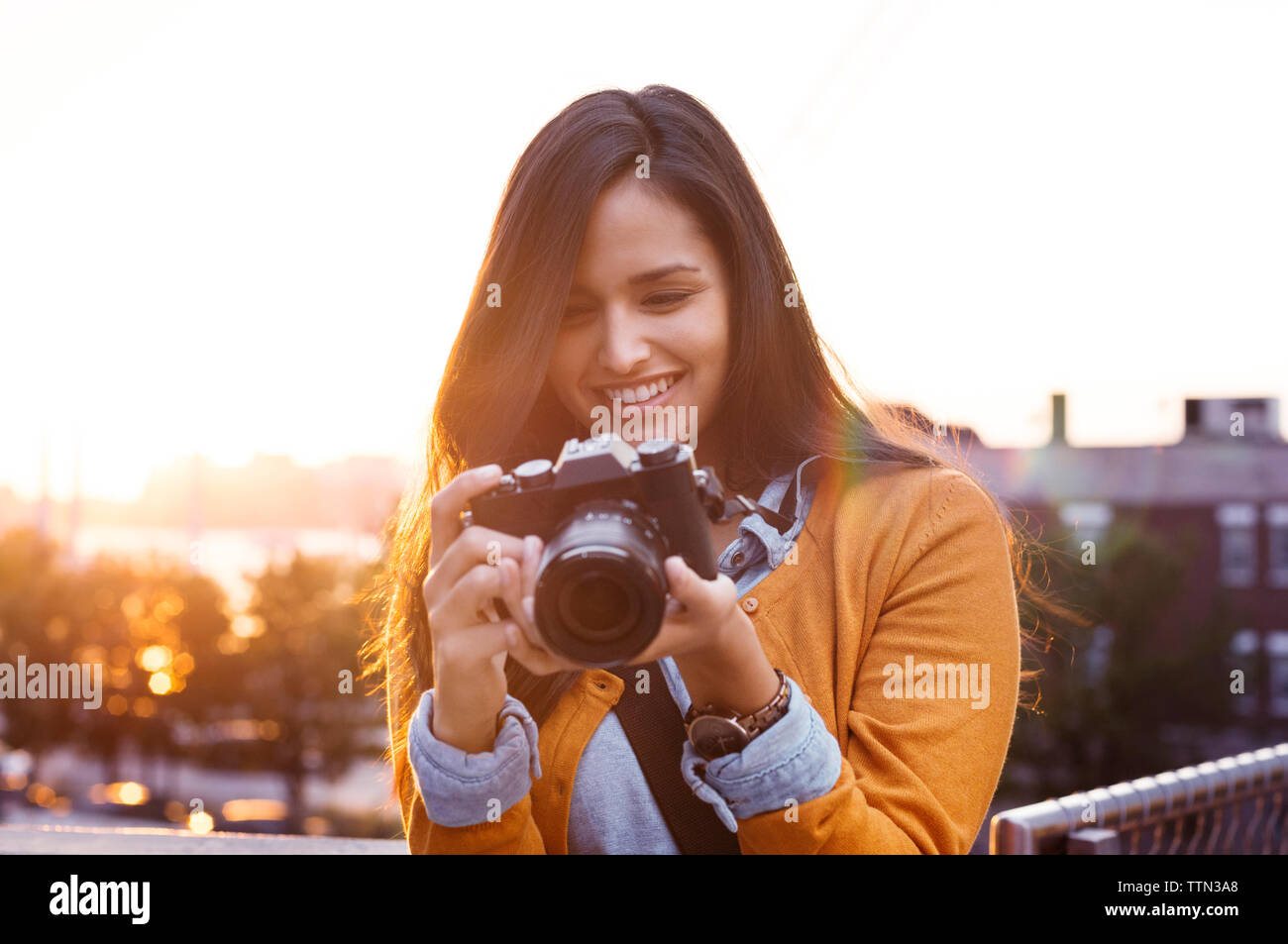 Woman with camera hi-res stock photography and images - Alamy
