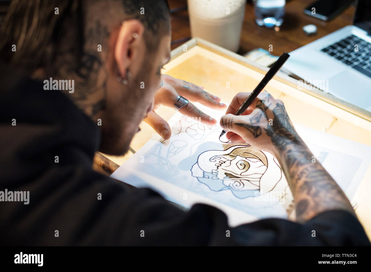 Young man drawing hi-res stock photography and images - Alamy