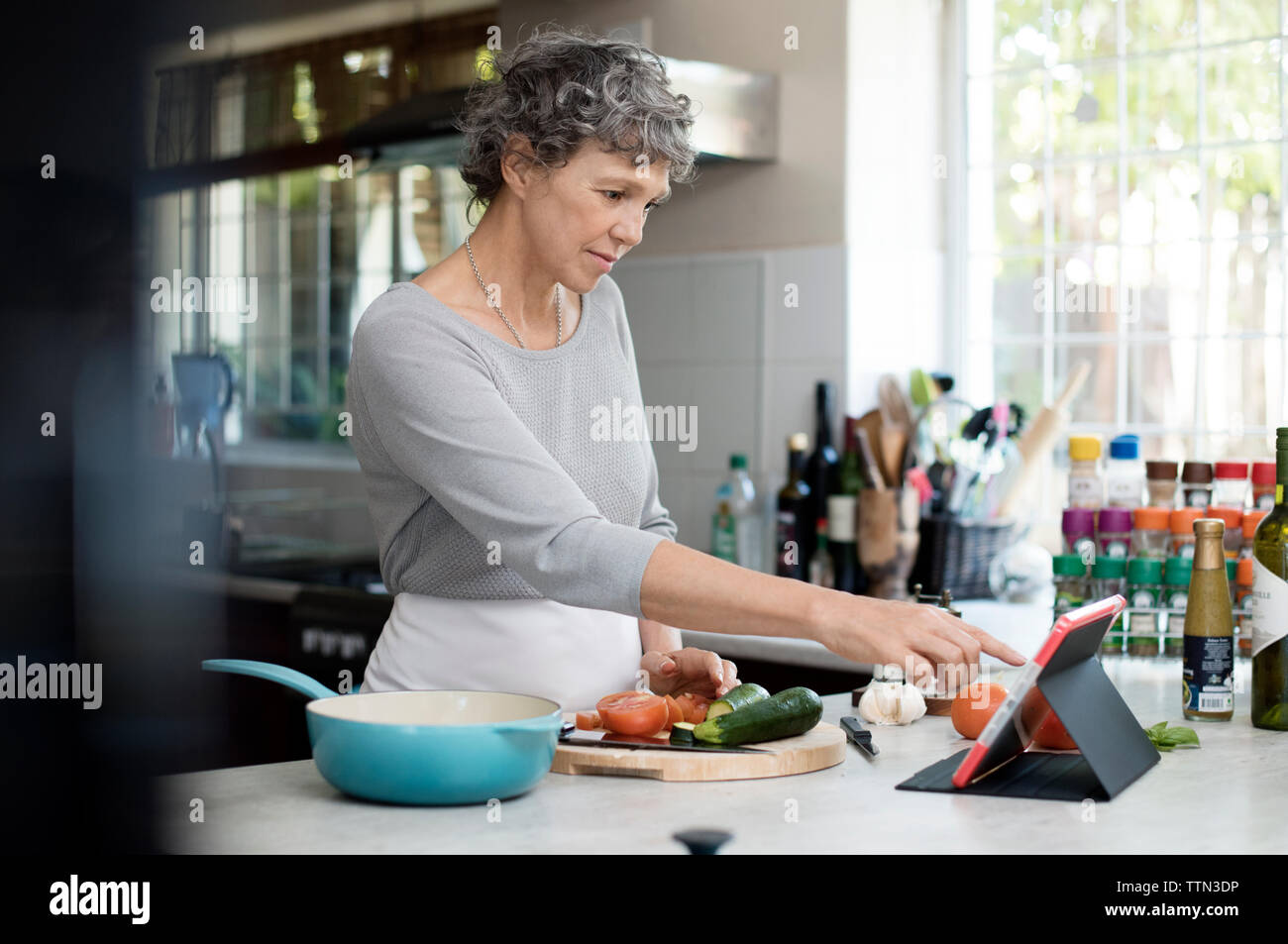 Mature woman cooking kitchen hi-res stock photography and images - Alamy
