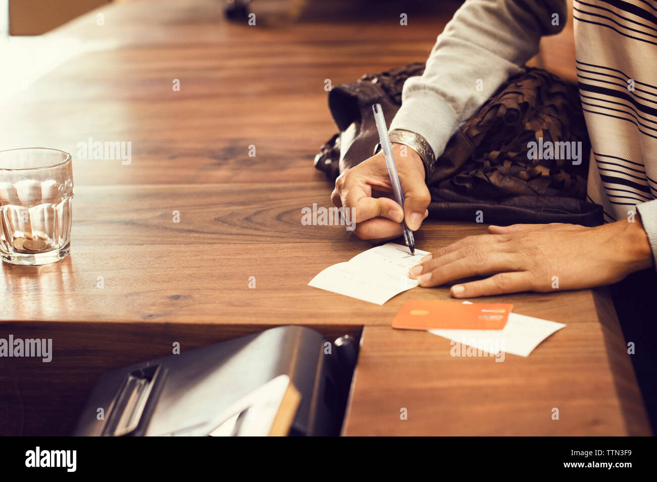 Signing credit card receipt hi-res stock photography and images - Alamy