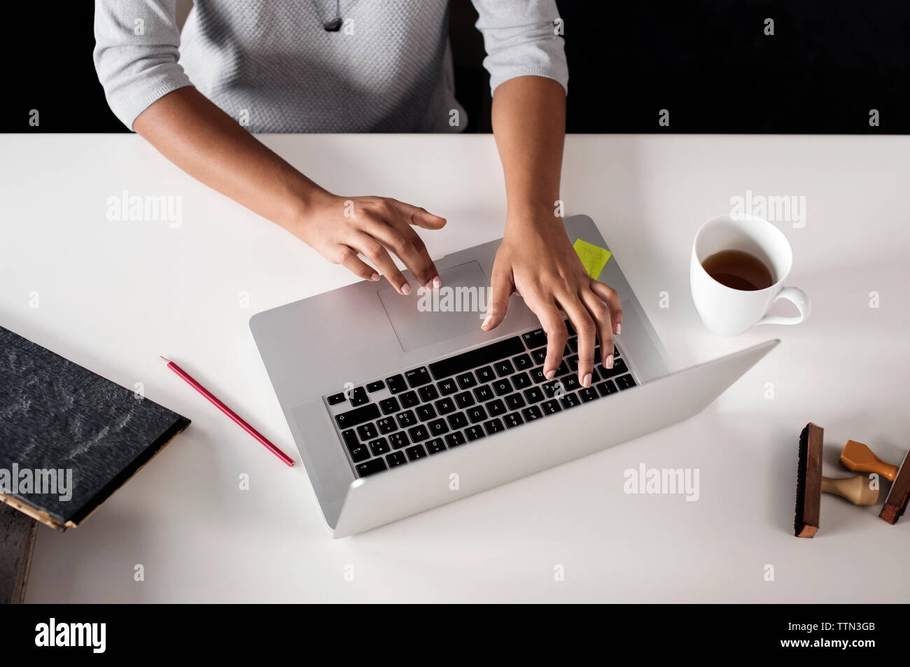 Overhead view of desk hi-res stock photography and images - Alamy