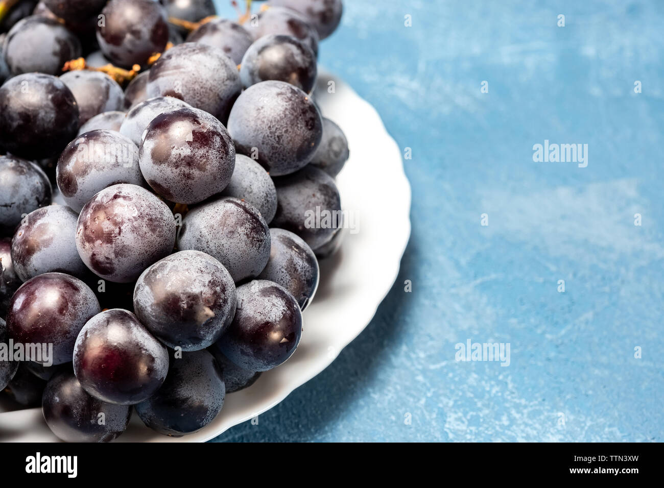 Grapes on a plate hi-res stock photography and images - Alamy