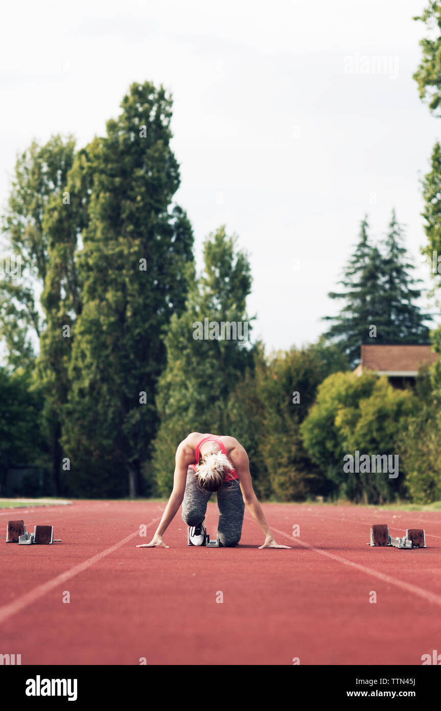 Female athlete blocks hi-res stock photography and images - Alamy