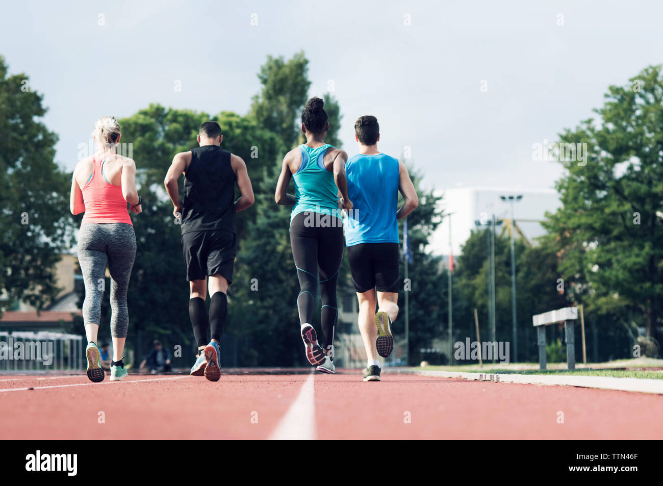 Athletes running on track hi-res stock photography and images - Alamy