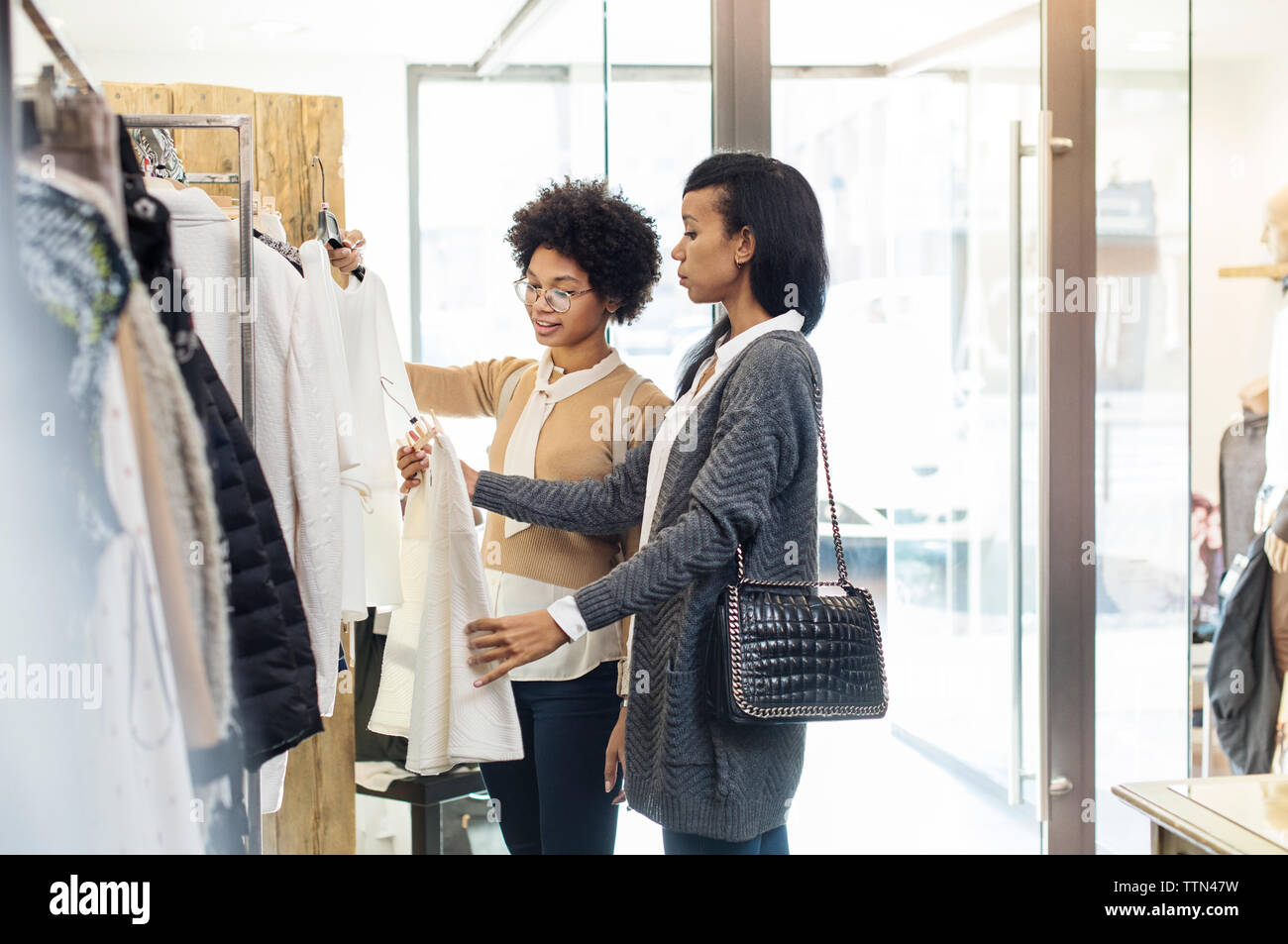 Two young women at clothes shop hi-res stock photography and images - Alamy