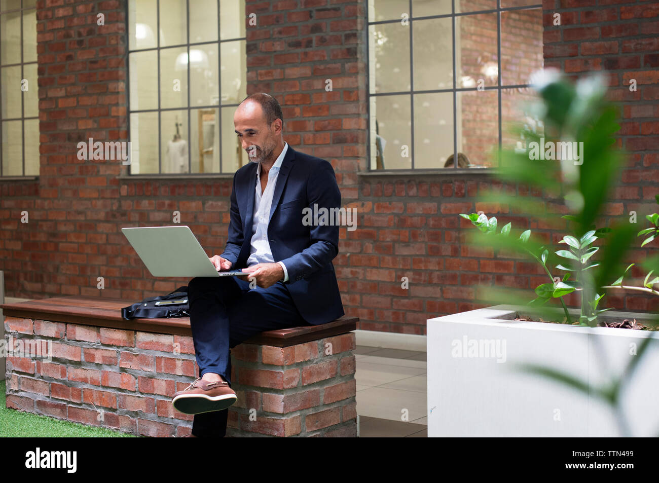 Office building windows, full view hi-res stock photography and images ...