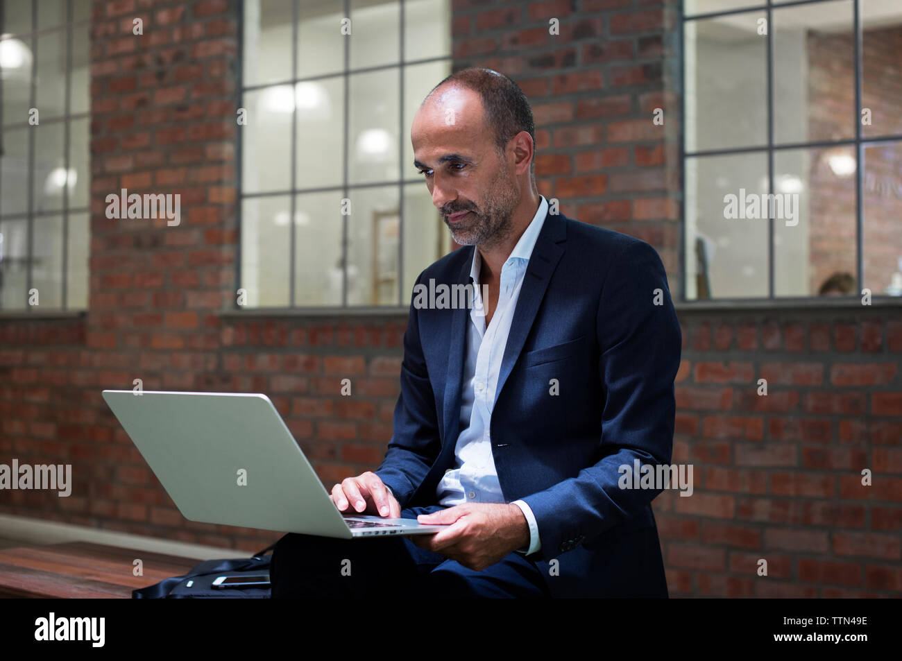 Office building windows, full view hi-res stock photography and images ...