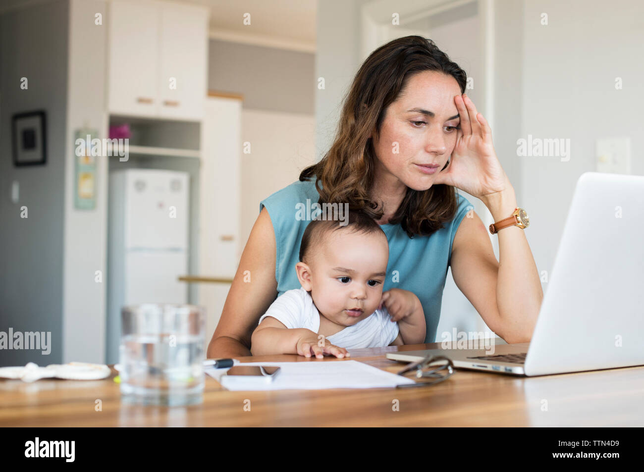Mother computer table worried hi-res stock photography and images - Alamy