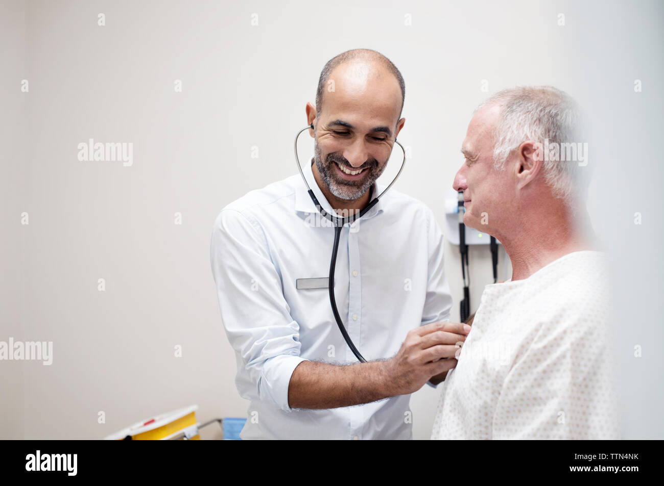 Doctor checking patient hi-res stock photography and images - Alamy