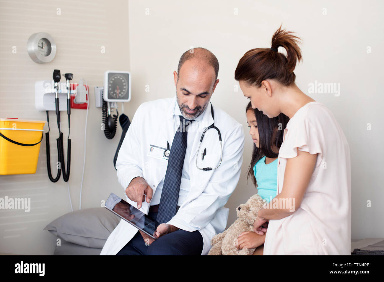 Doctor patient examination room hi-res stock photography and images - Alamy