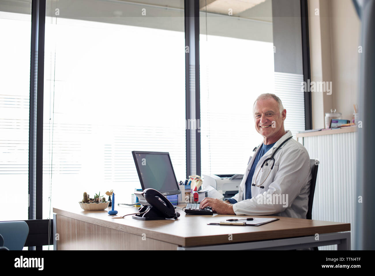 Hospital doctor desk hi-res stock photography and images - Alamy