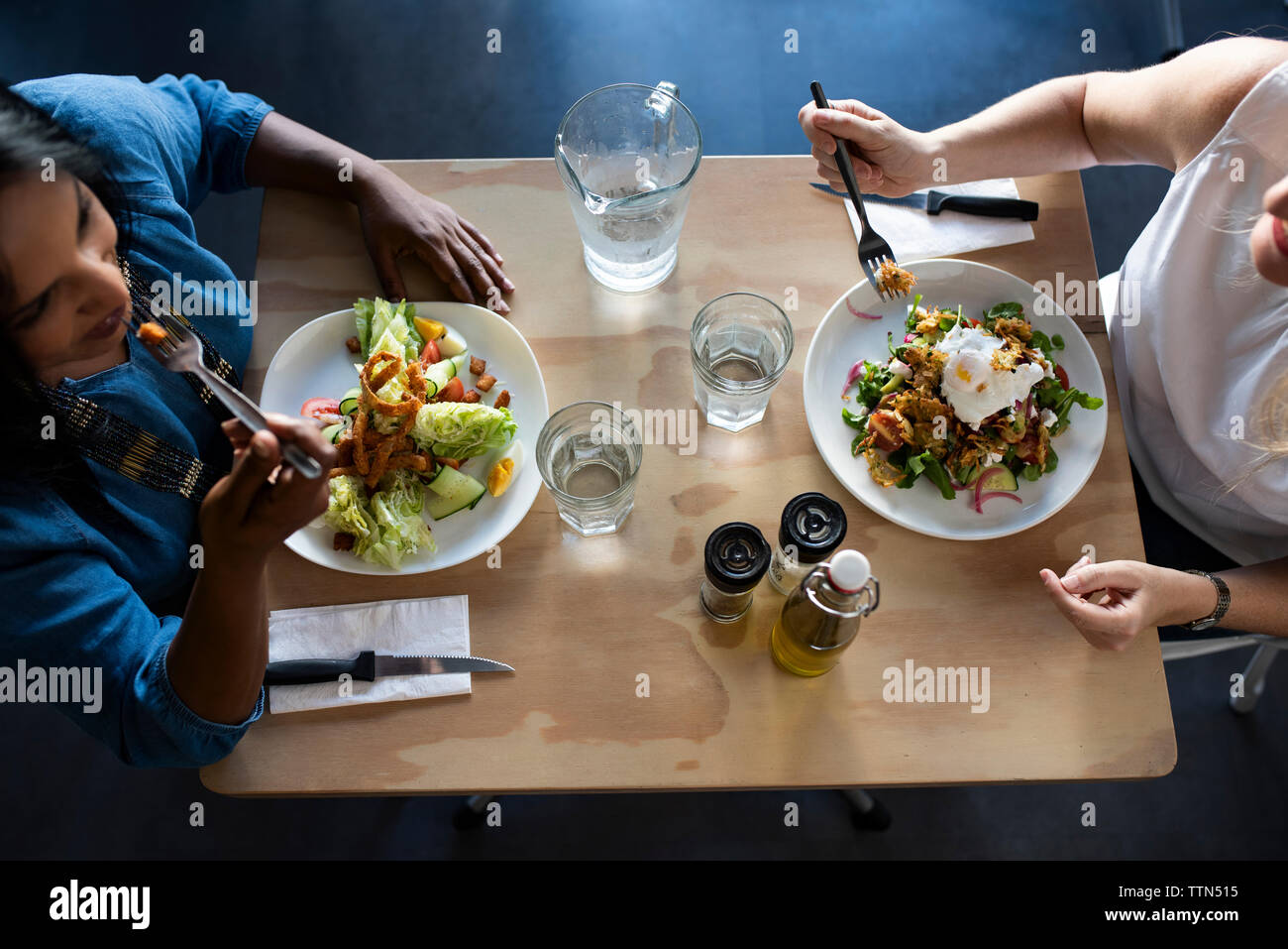 Mature friends eating restaurant hi-res stock photography and images ...