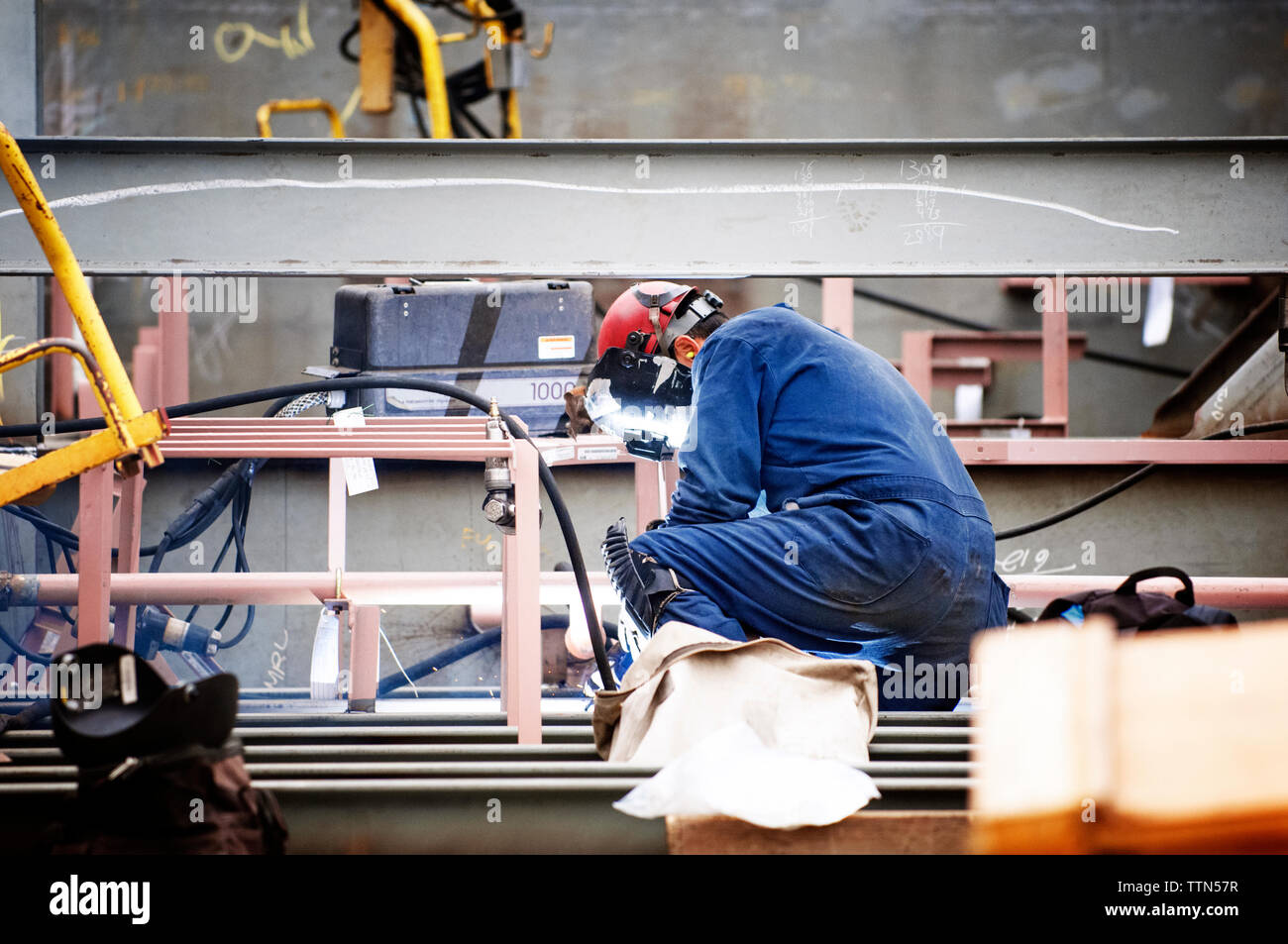 Usa shipping container worker hi-res stock photography and images - Alamy