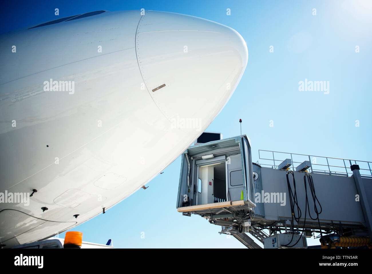 Passenger boarding bridge hi-res stock photography and images - Alamy