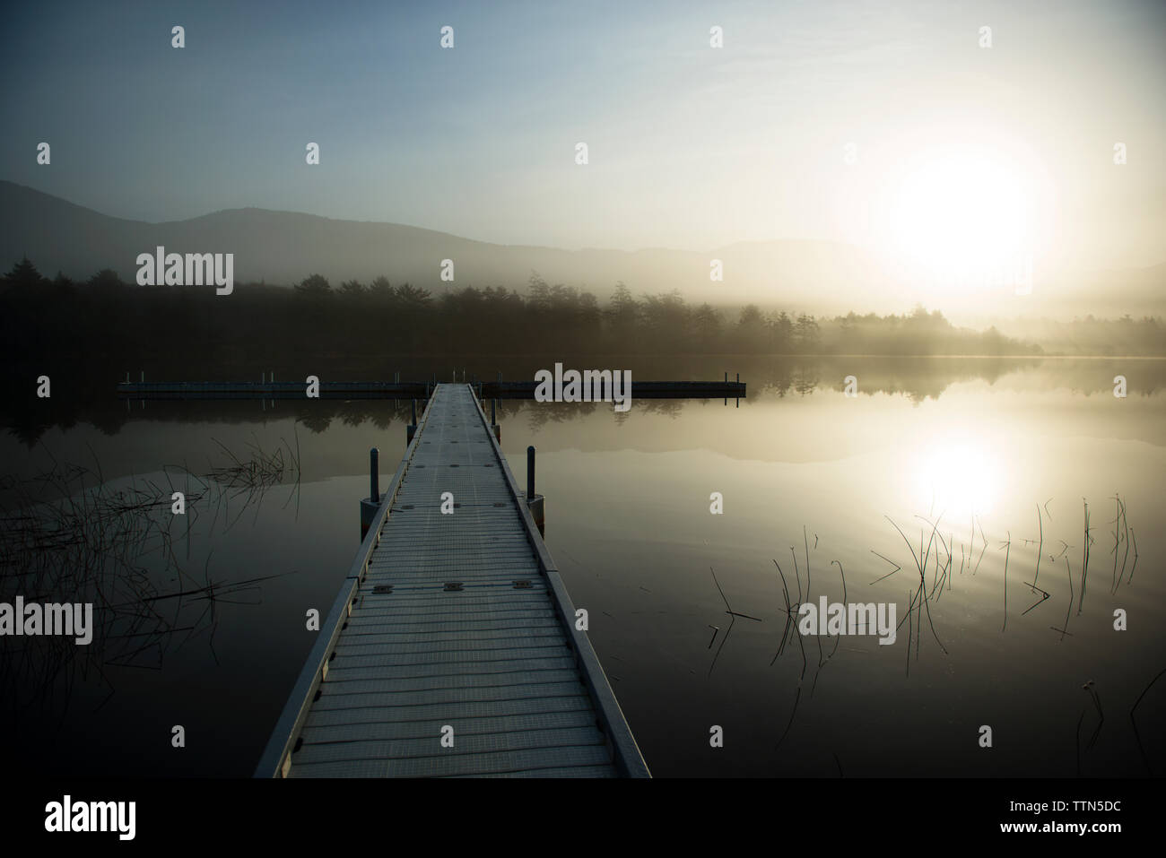 Beautiful lake scene sunrise hi-res stock photography and images - Alamy