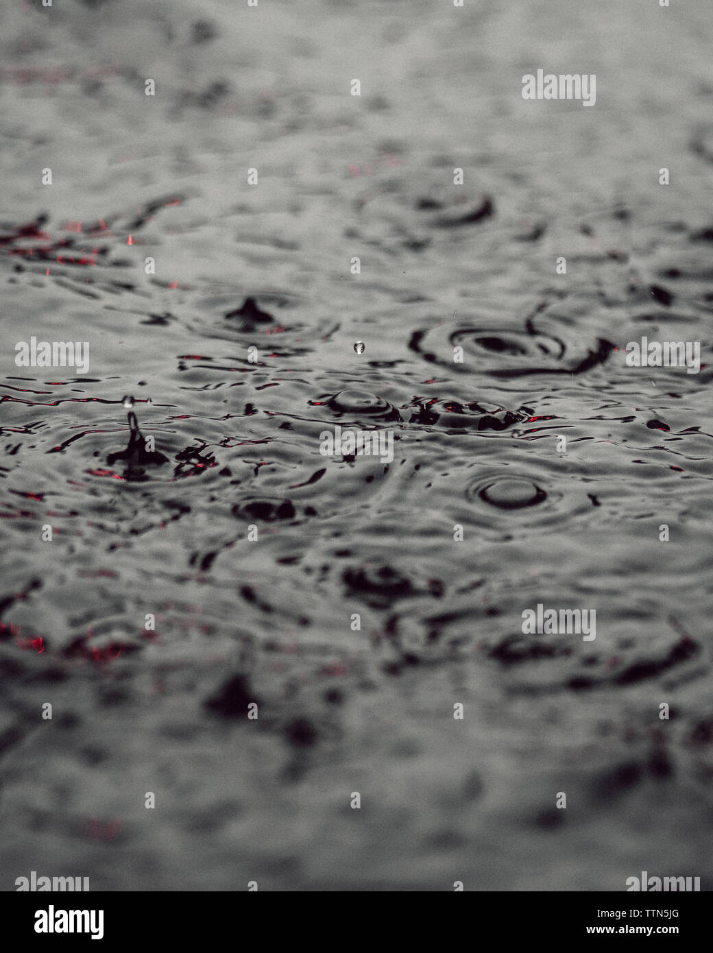 Raindrops falling hi-res stock photography and images - Alamy