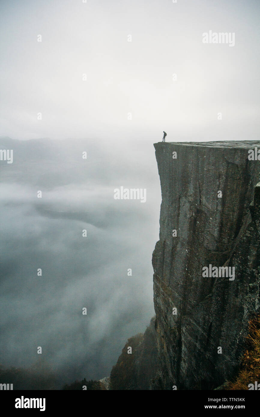 Person standing on cliff hi-res stock photography and images - Alamy