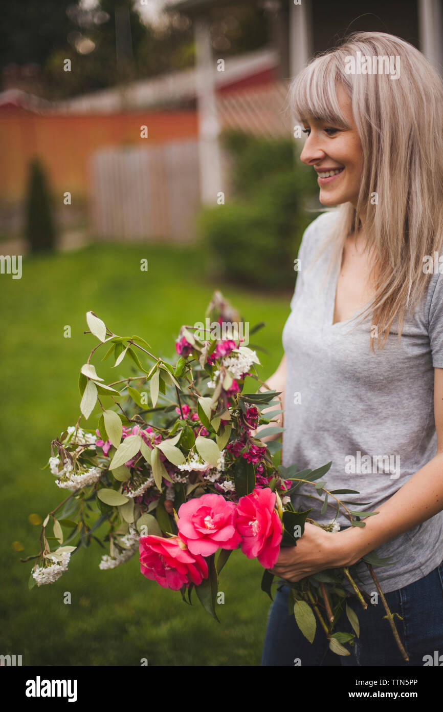 Holding bunch flowers hi-res stock photography and images - Alamy