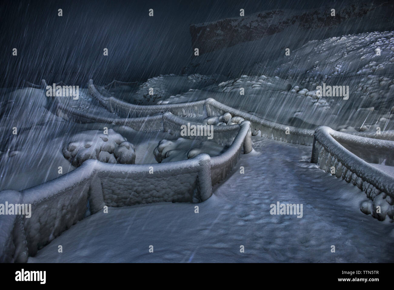 Deep snow footpath hi-res stock photography and images - Alamy