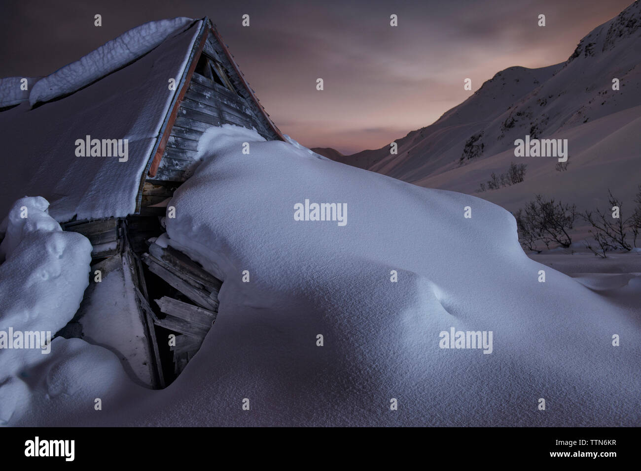 Deep snow cabin hi-res stock photography and images - Alamy