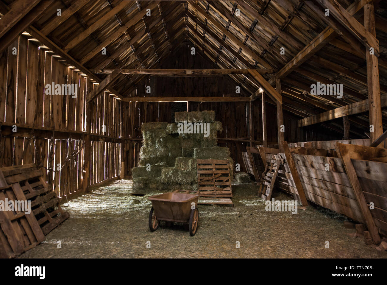 Wooden hay barn hi-res stock photography and images - Alamy