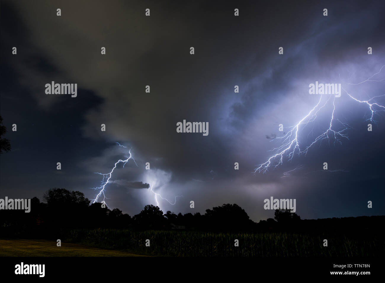 Thunderstorm and lightning hi-res stock photography and images - Alamy