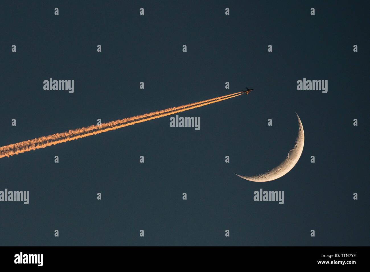 Airplane flying sky night hi-res stock photography and images - Alamy