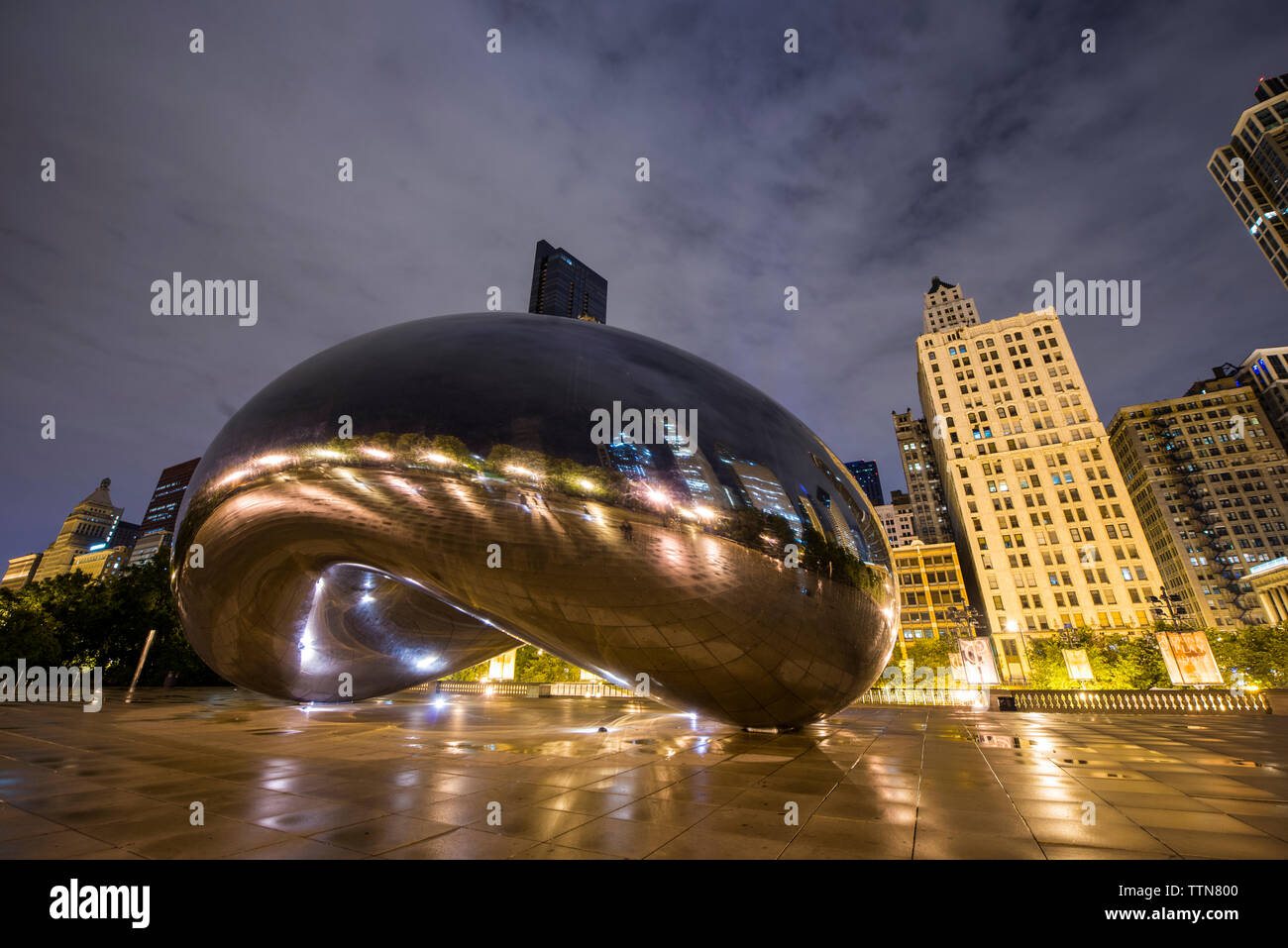 Cloud gate reflection skyscrapers hi-res stock photography and images ...