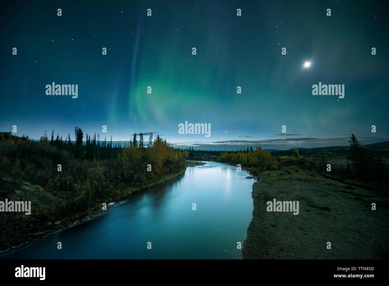 River field night hi-res stock photography and images - Alamy