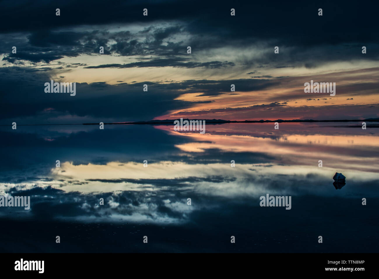 Sky symmetry hi-res stock photography and images - Alamy
