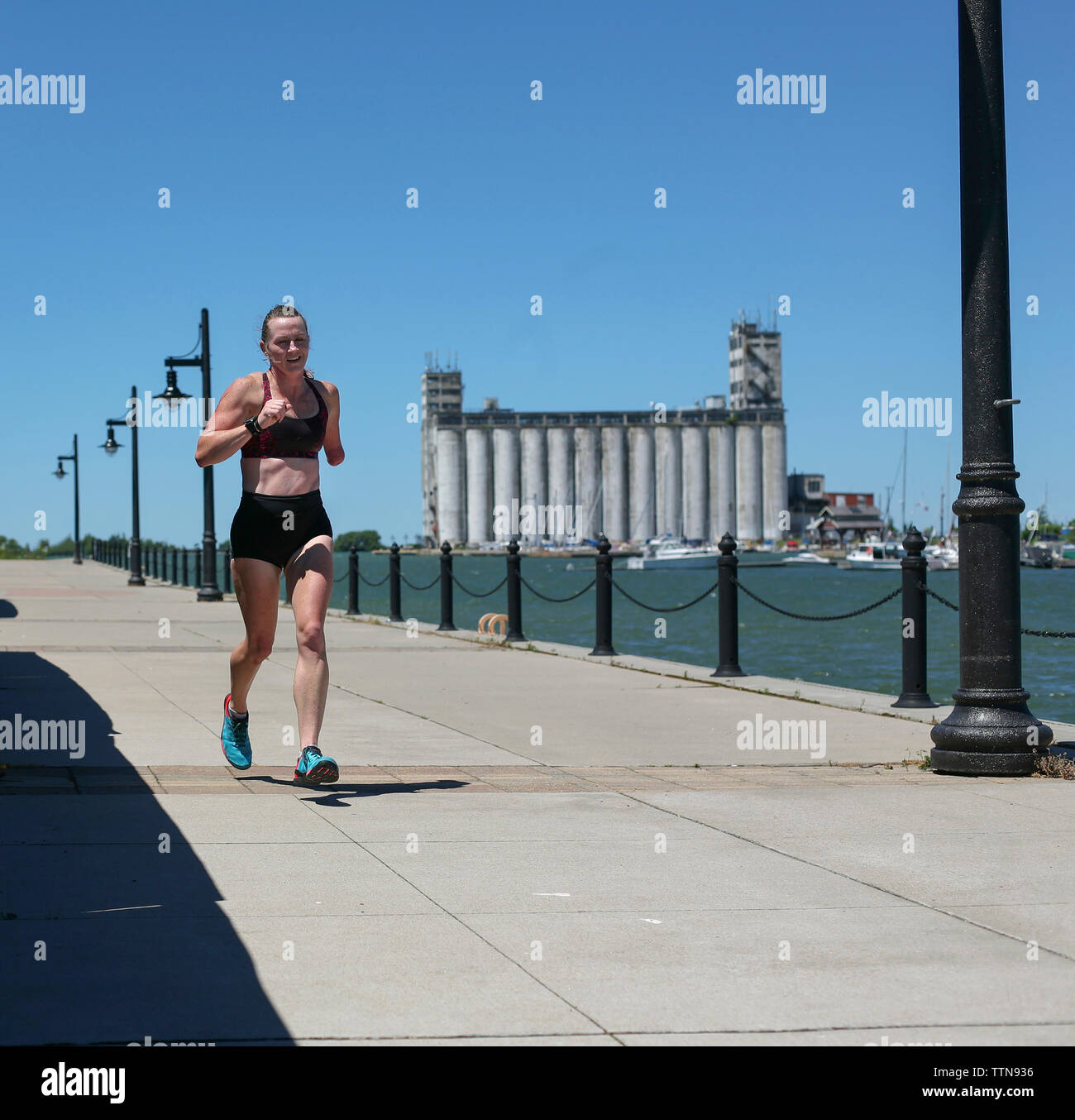 Amputee running hi-res stock photography and images - Alamy