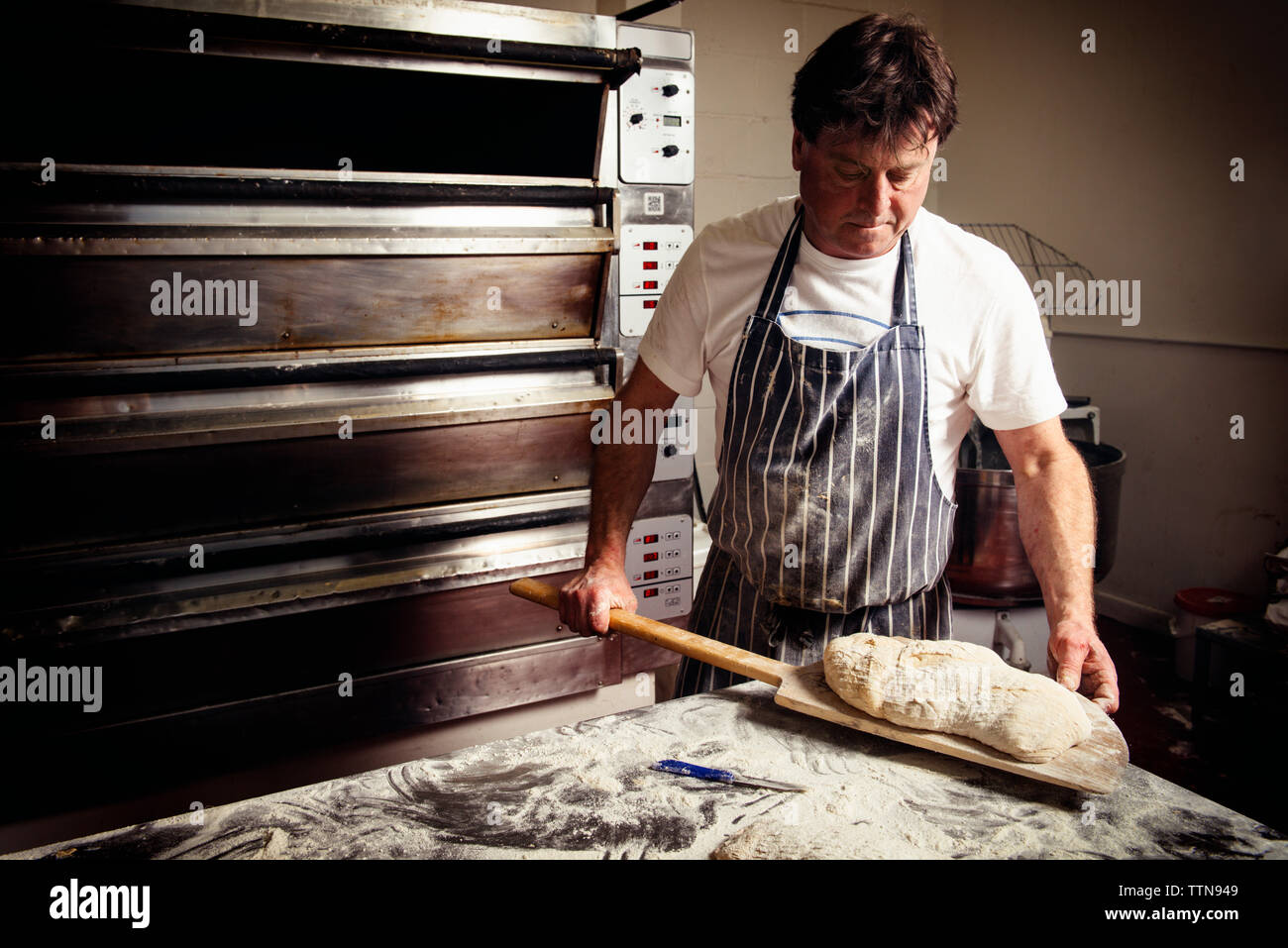 Baker uniform oven hi-res stock photography and images - Alamy