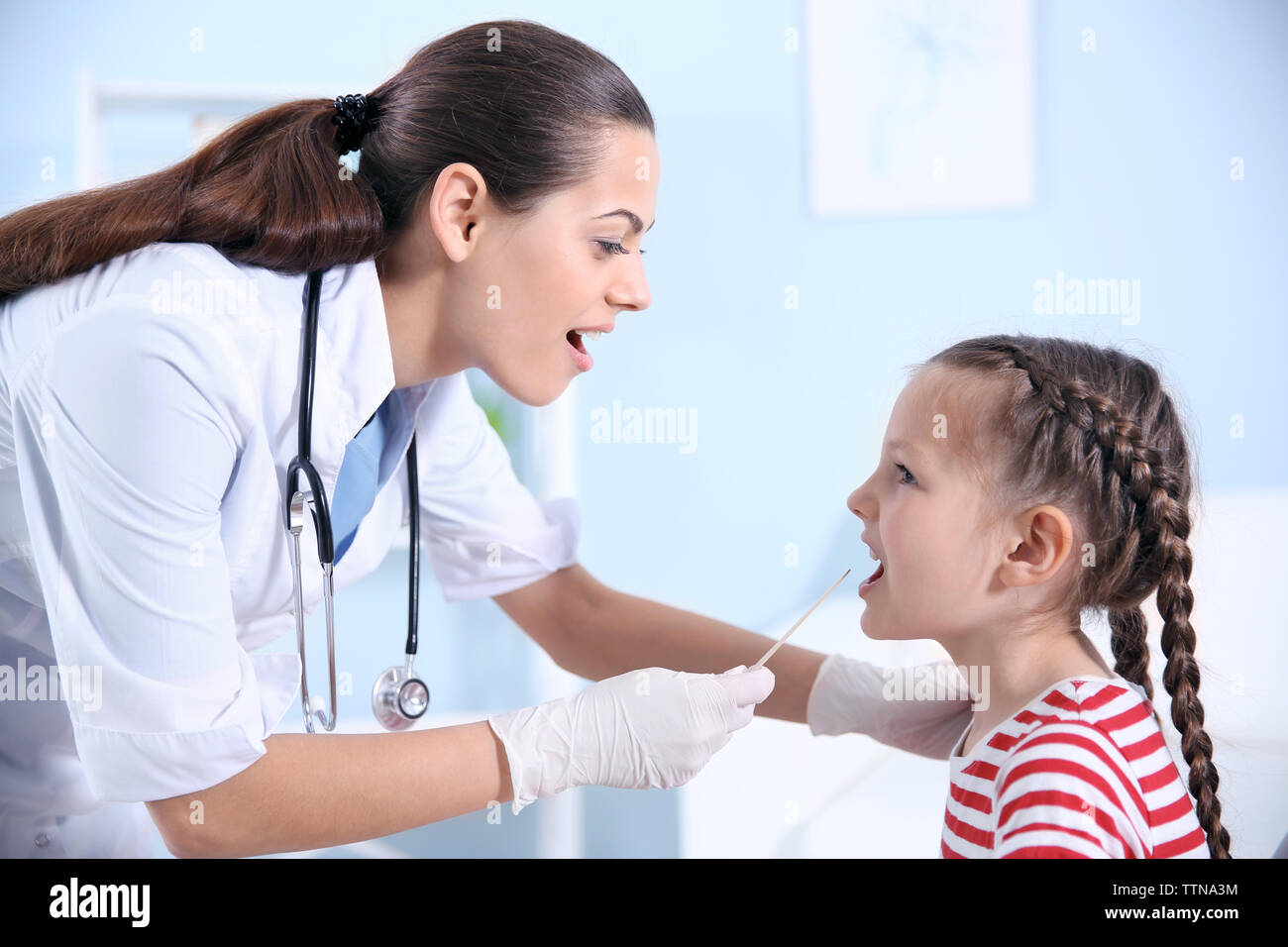 Cute girl visiting doctor Stock Photo - Alamy