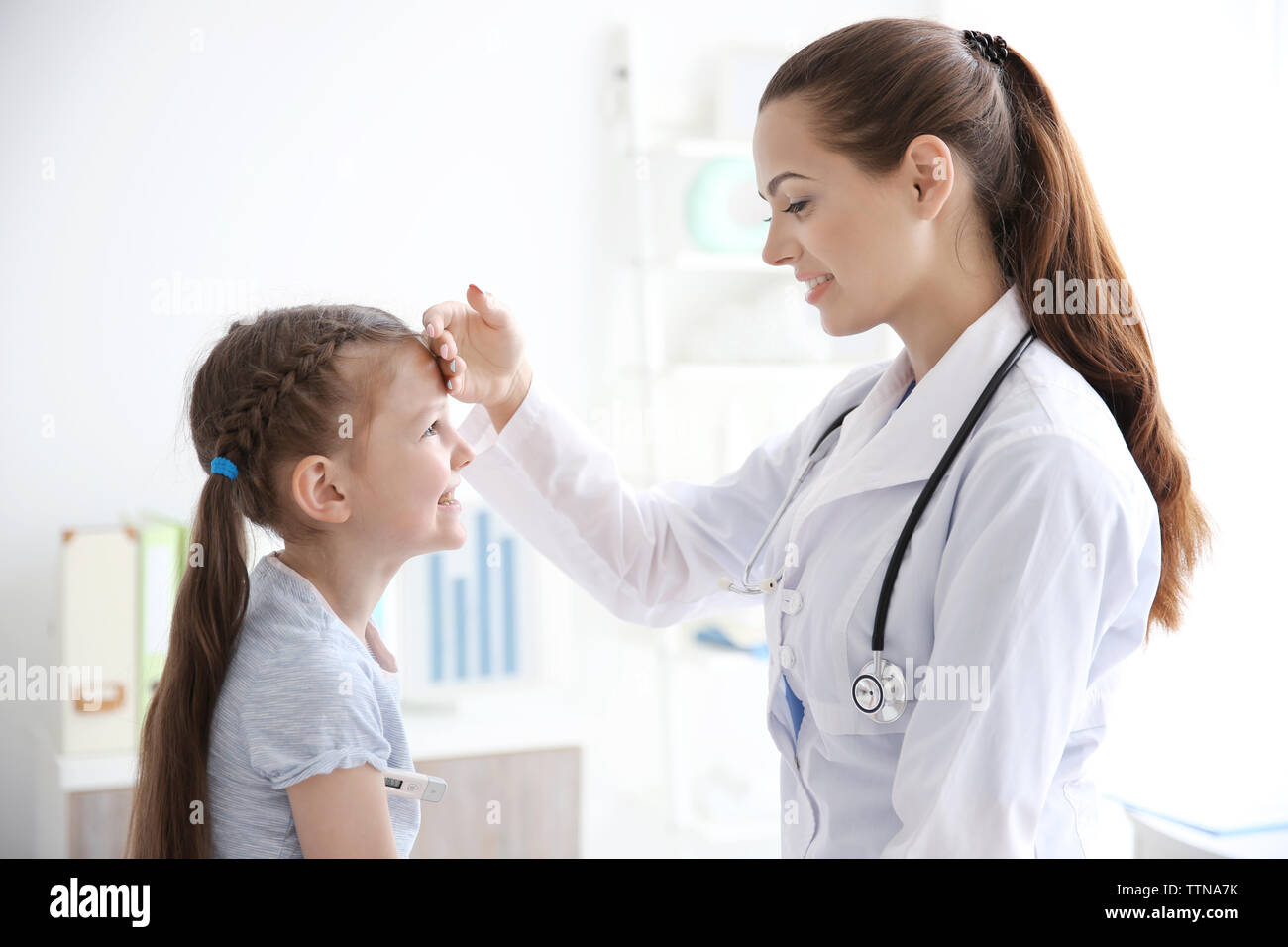 Cute girl visiting doctor Stock Photo - Alamy