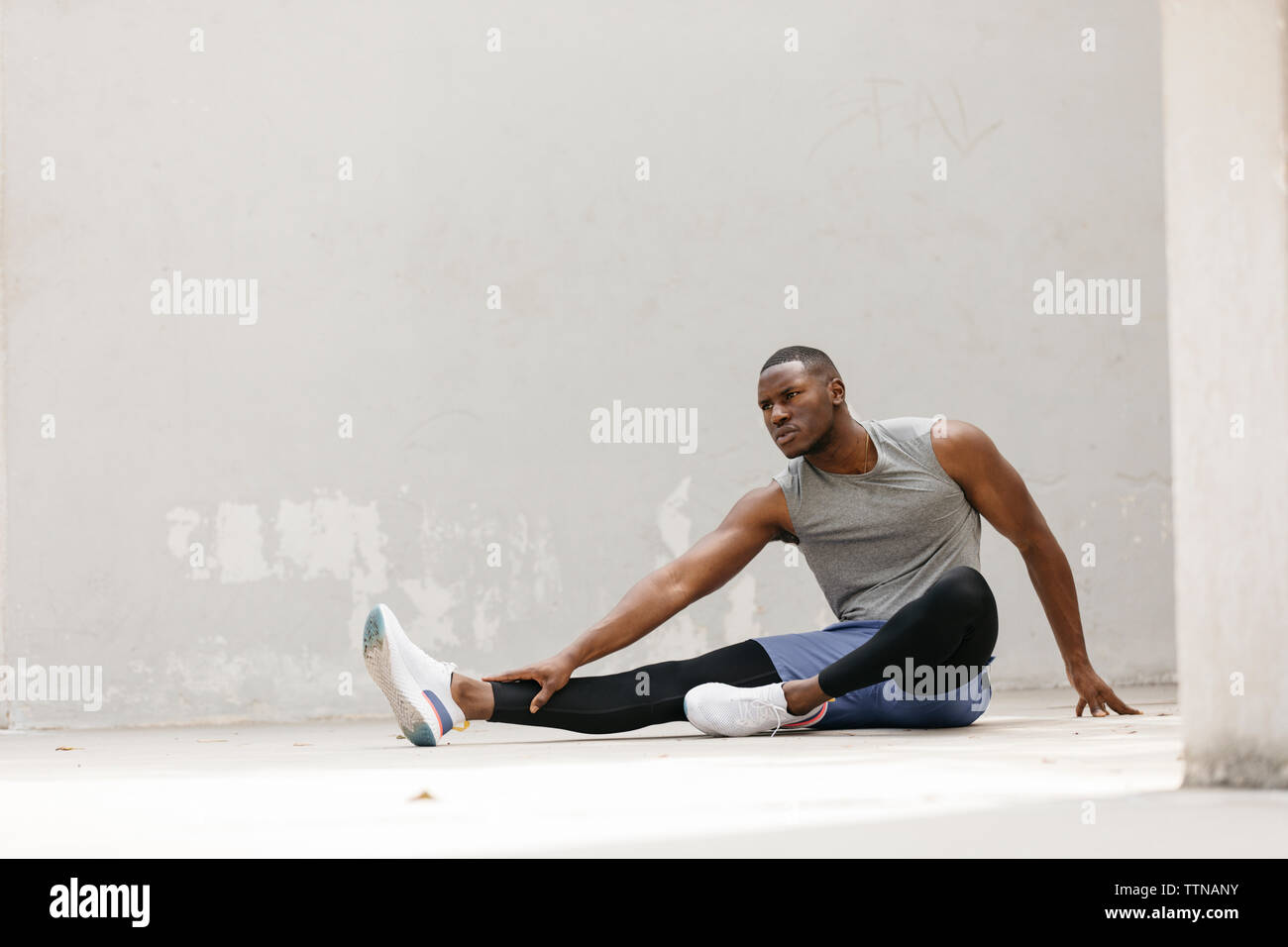 Man sitting against wall hi-res stock photography and images - Alamy
