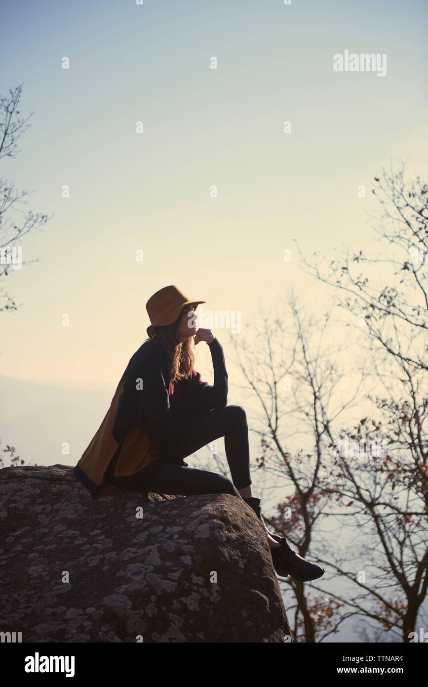 Person sitting on cliff hi-res stock photography and images - Alamy