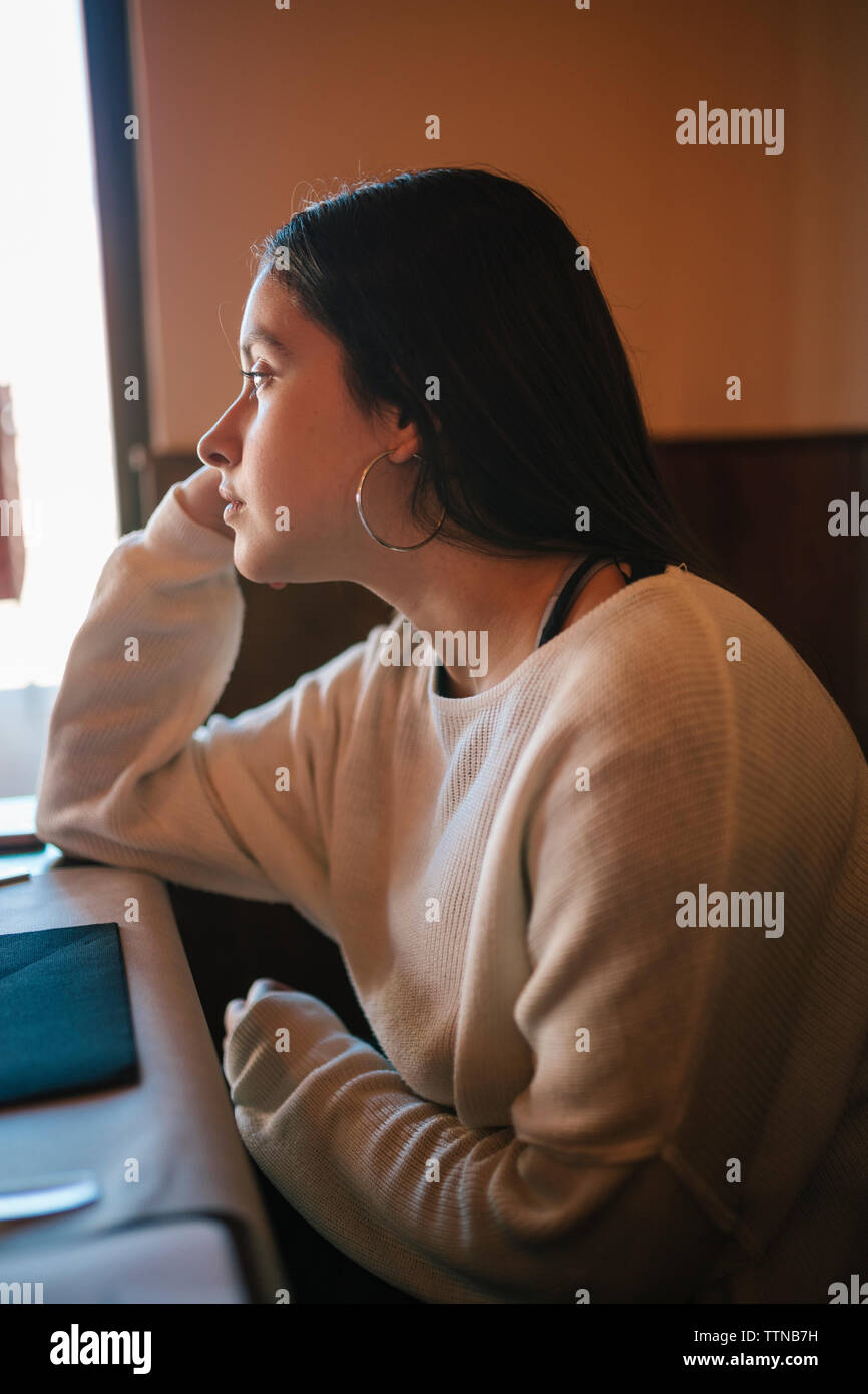 Beauty teen female sitting table hi-res stock photography and images ...
