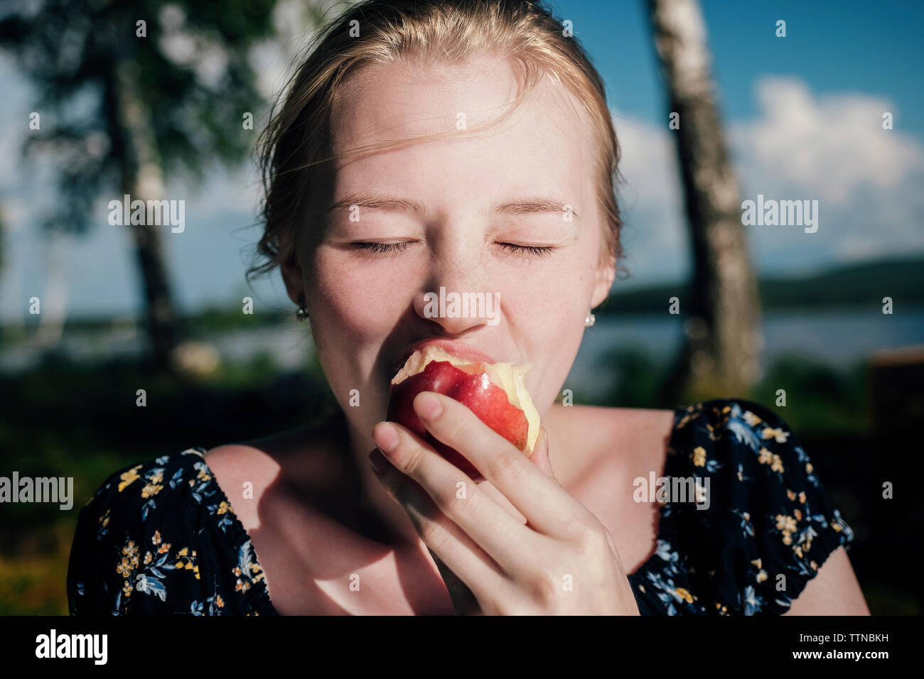 Woman eating apple hi-res stock photography and images - Alamy