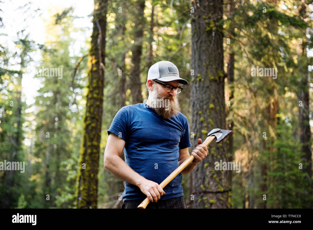 Man axe woods hi-res stock photography and images - Alamy