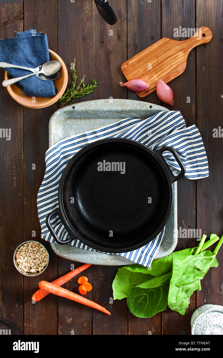 Overhead table empty hi-res stock photography and images - Alamy