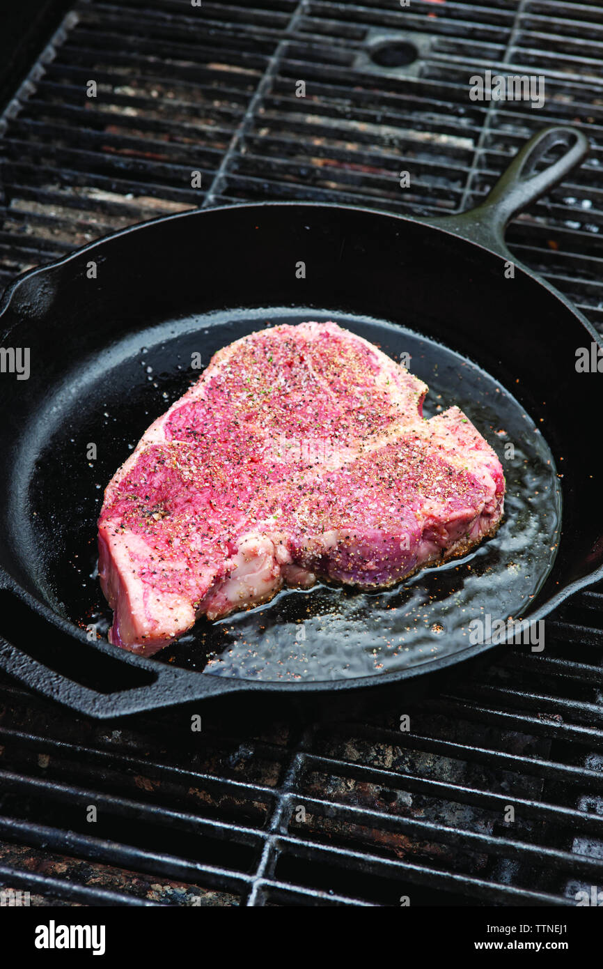 Steak frying pan hi-res stock photography and images - Alamy
