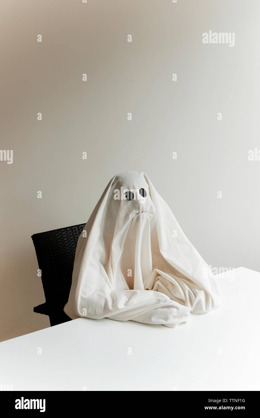 Sitting at dressing table hi-res stock photography and images - Alamy